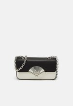 KARL LAGERFELD SIGNATURE FAN - Skulderveske - black/white/svart ...
