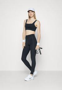 Girlfriend Collective TOMMY BRA SQUARE NECK - Sport-bh met high support ...