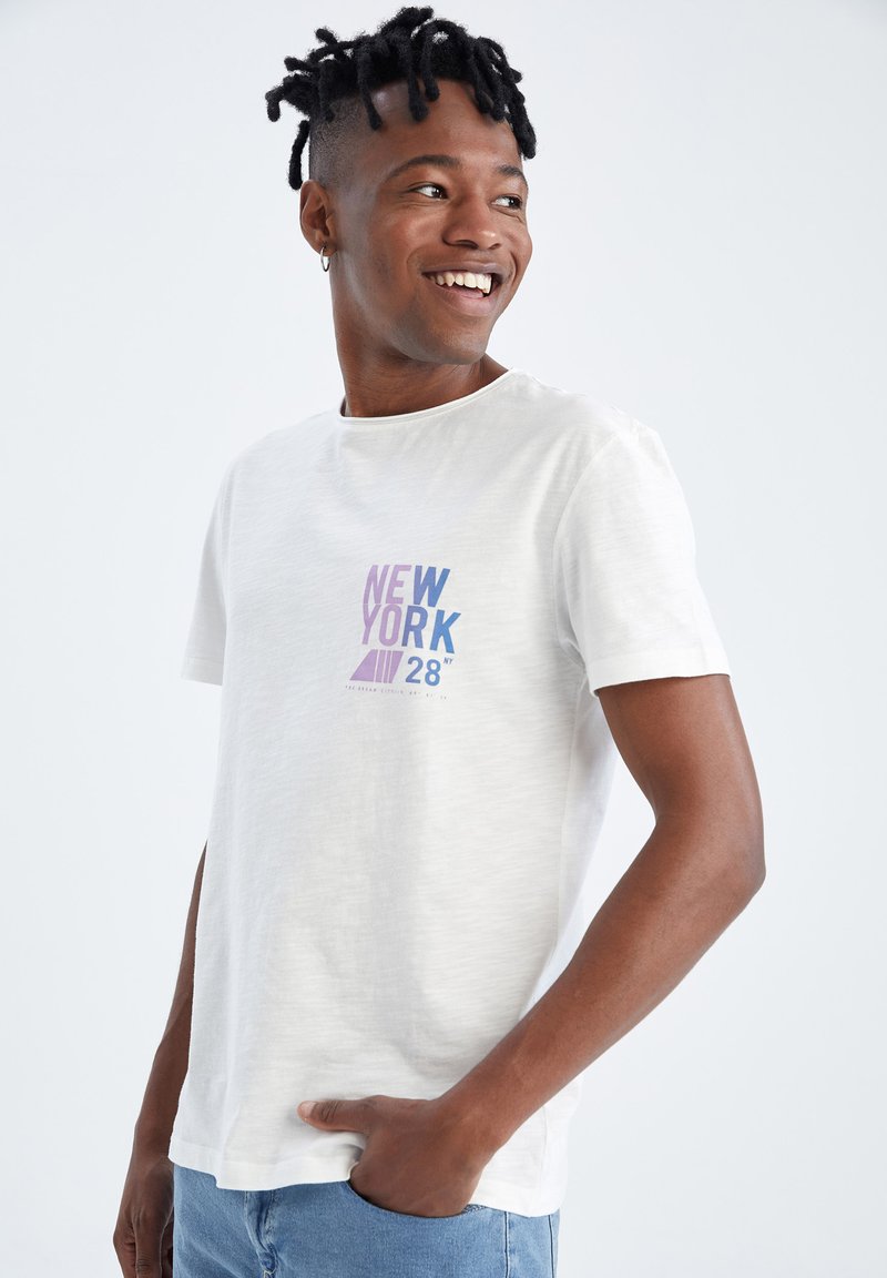 Defacto Regular Fit T Shirt Print Ecru Weiß Zalando De
