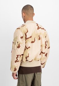 Alpha Industries UNISEX - Bomber Jacket - desert camo 91/green - Zalando