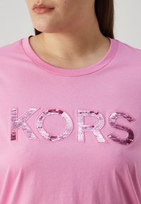 MICHAEL Michael Kors SEQUIN CLASSIC TEE - Print T-shirt - bouquet/pink ...