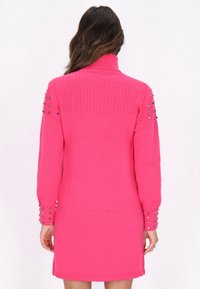 faina Pletené šaty - fuchsia/světle růžová - Zalando.cz