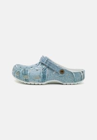 Crocs CLASSIC UNISEX - Papucsszandálok - light denim/világoskék farmer ...