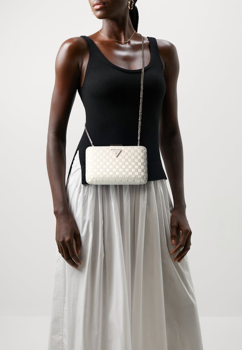 Guess TWILLER - Clutch - ivory/crema - Zalando.es