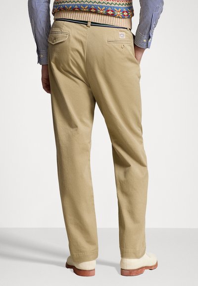 Polo Ralph Lauren WHITMAN RELAXED FIT PLEATED TROUSER - Chino kalhoty - beige/béžová - Zalando.cz