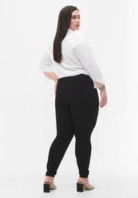 Zizzi WITH BACK POCKETS - Jeggings - black/zwart - Zalando.nl