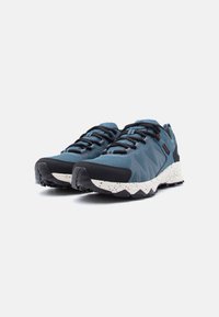 Columbia PEAKFREAK II - Zapatillas de senderismo - everblue/super sonic ...