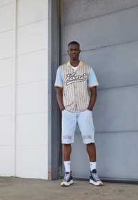 Pegador BURTON - Short en jean - washed light blue/denim bleu gris ...