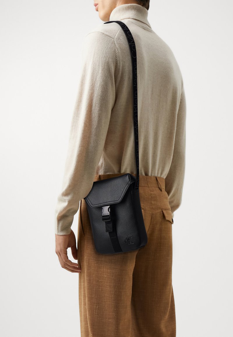 Calvin Klein Jeans ULTRALIGHT REPORTER FLAP - Across body bag - black ...