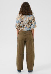 Culture SMARTA ALIENA BARREL PANTS - Džinsi ar platām starām - cub ...