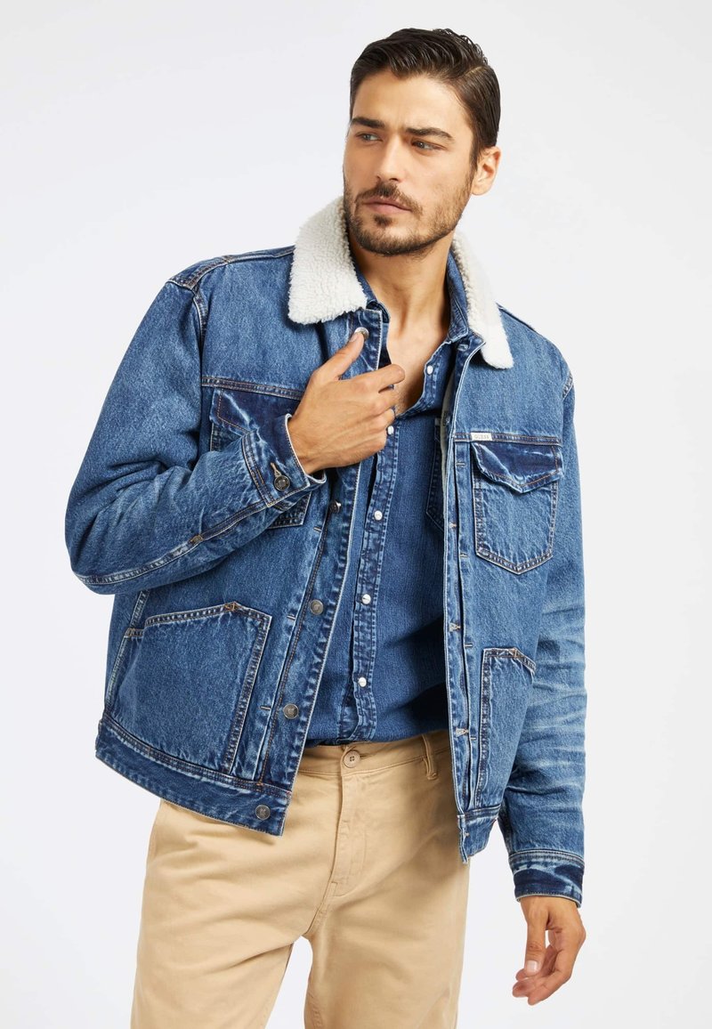 Guess Kragen Veste En Jean Blau Bleu Zalando Fr