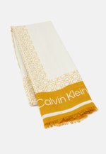 Calvin Klein GEO MINIMAL LOGO SHAWL - Sjal / Tørklæder - monarch gold ...