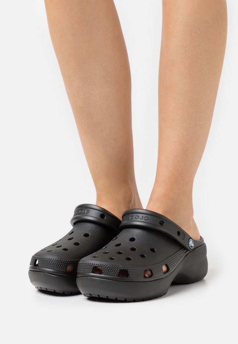 Crocs CLASSIC PLATFORM - Slip-ins med hög sula - black/antracit ...