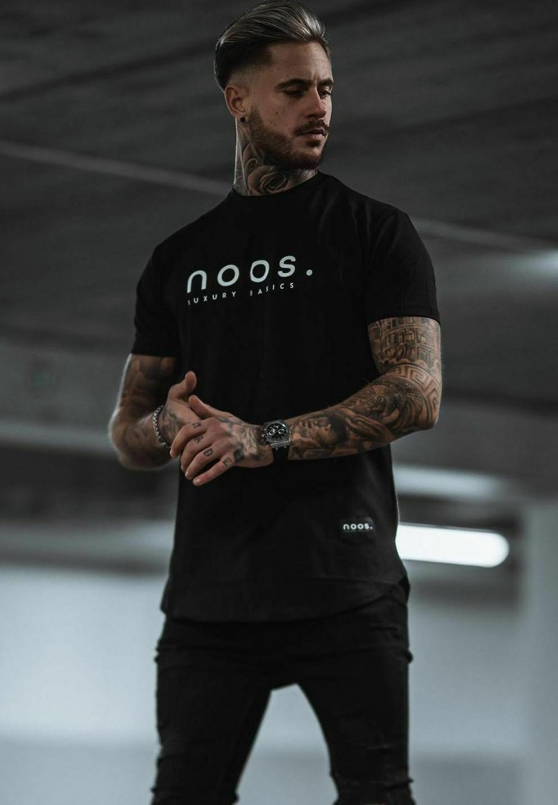 Noos BIG LOGO SCOOP - T-shirt med print - black/svart - Zalando.se