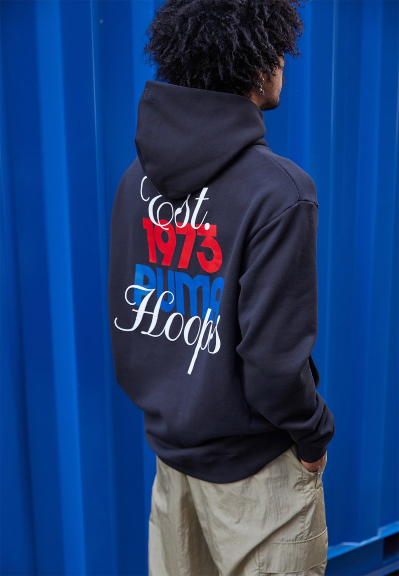 Puma FRANCHISE GRAPHIC HOODIE - Kapuzenpullover - black/schwarz ...