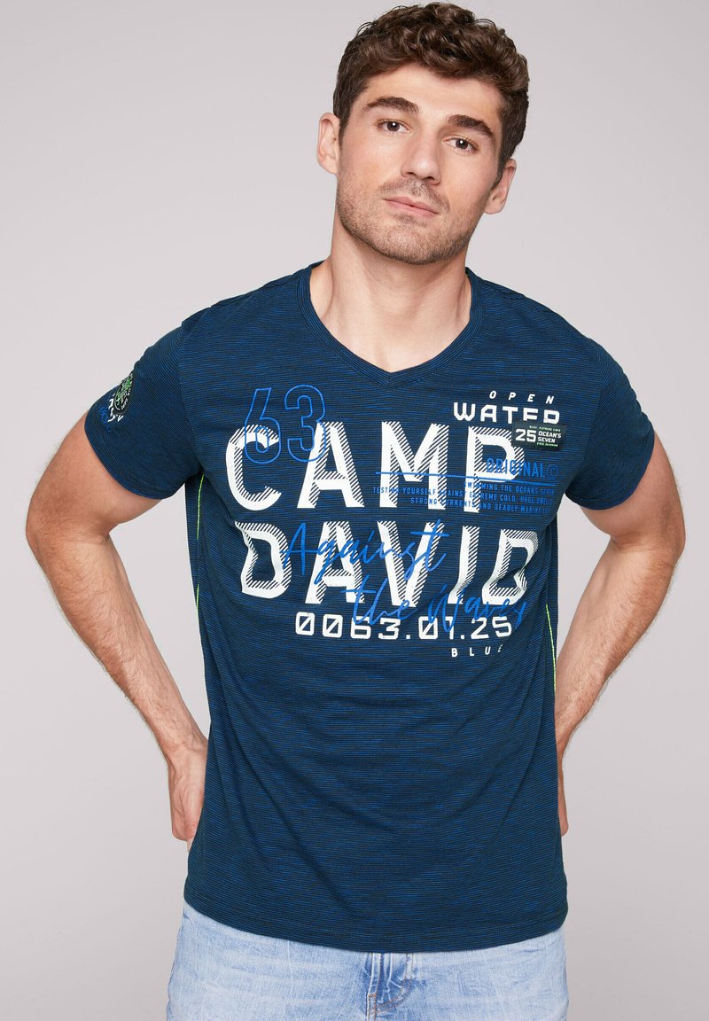 Camp David STREIFEN MIT V NECK UND LOGO PRINTS - Print T-shirt - shadow ...