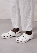 Crocs CLASSIC UNISEX - Sandalias planas - white/blanco - Zalando.es