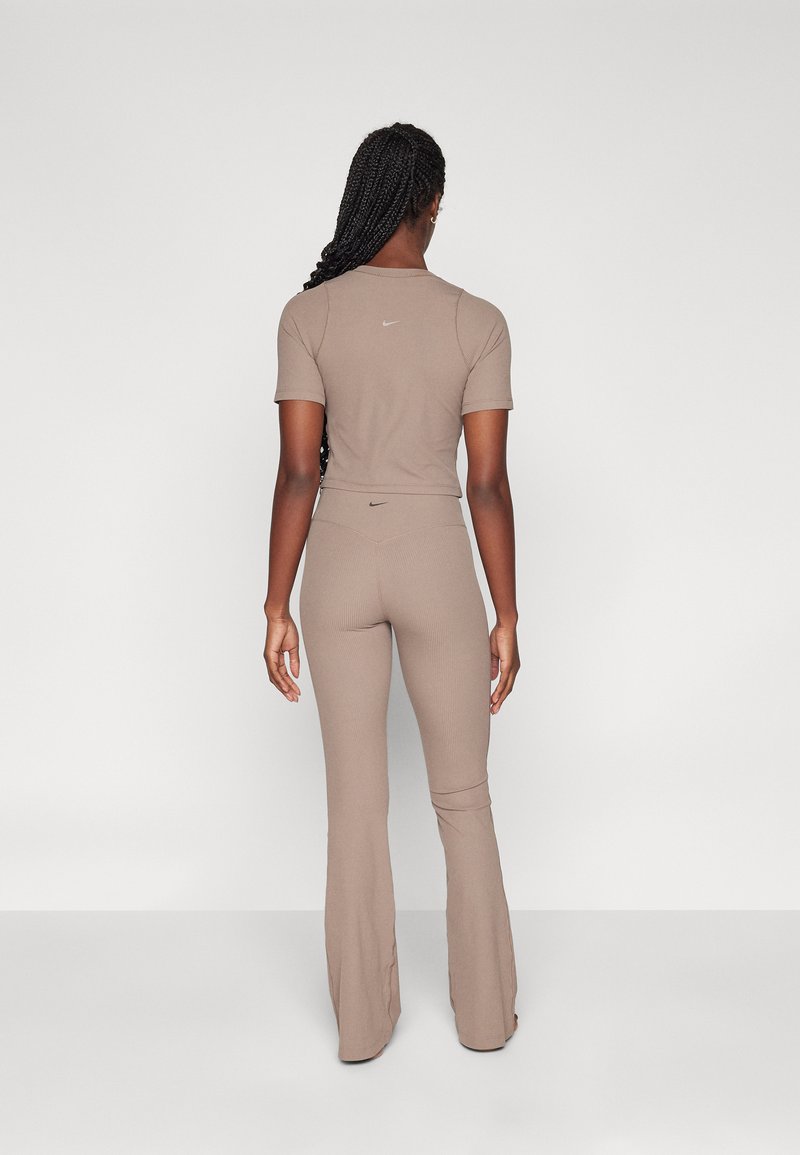 Nike Performance ZENVY FLARE - Tights - mink brown/black/white/brun ...