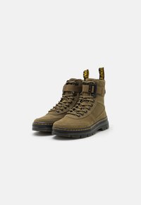 Dr. Martens COMBS TECH UNISEX - Plateaustiefelette - olive/oliv ...