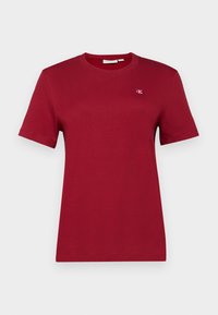 Calvin Klein Jeans BADGE REGULAR TEE - Pamata T-krekls - red currant ...