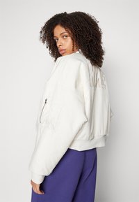 Nike Sportswear Bomber Jacket - sail/sanddrift/off-white - Zalando.co.uk