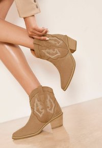 Lipsy WIDE FIT - PULL ON WESTERN - Cowboy-/Bikerstiefelette - sand ...