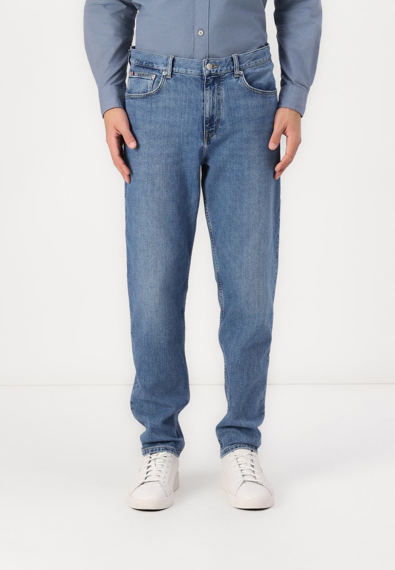 Tommy Hilfiger CORE HARLEM - Jeans Tapered Fit - stone blue/blue denim ...