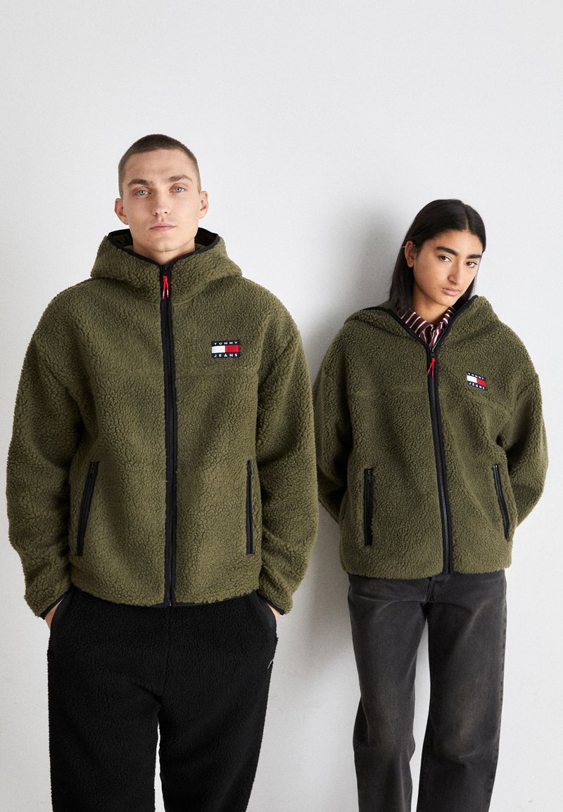Tommy Jeans EXCLUSIVE ZIP THRU HOODIE UNISEX - Zimní bunda - drab olive green/olivová - Zalando.cz