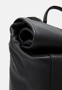 COACH BECK ROLL TOP BACKPACK IN PEBBLE UNISEX - Sac à dos - black/noir ...