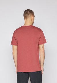 Under Armour LOGO REPEAT - Sport T-Shirt - cinna red/silt/rot - Zalando.de