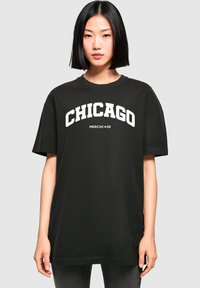 Merchcode CHICAGO WORDING - T-shirt med print - black/svart - Zalando.se