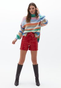 OXXO HIGH RISE PATENT - Shorts - equestrian red/rot-meliert - Zalando.at