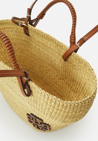 Tory Burch ELLA STRAW SMALL BASKET TOTE - Shopping bags - natural ...