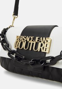 Versace Jeans Couture RANGE LOGO LOOP BAG - Sac à main - black/white ...