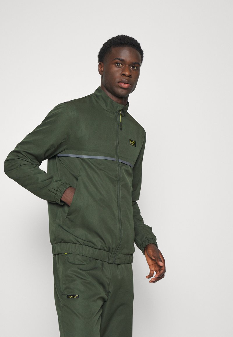 EA7 Emporio Armani VENTUS TRACKSUIT - Tracksuit - duffel bag/olive ...