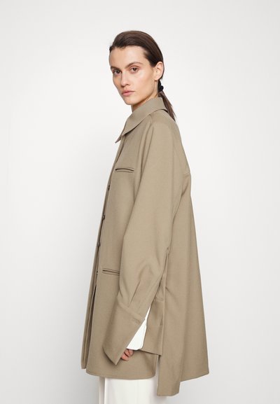 BITE Studios TWISTED CUFF OVERSHIRT - Blusa - light green/marrón topo - Zalando.es