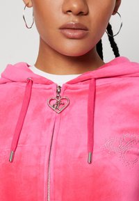 Juicy Couture SCATTER ROBERTSON HOODIE - Sweatjacke - pink - Zalando.de