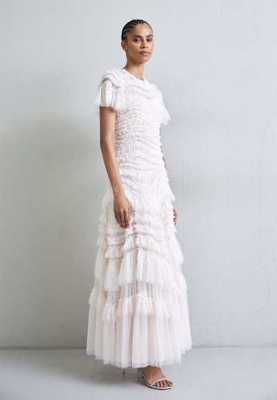 Needle & Thread WILD ROSE SHORT SLEEVE GOWN - Ballkleid - cream/peony ... Needle & Thread WILD ROSE SHORT SLEEVE GOWN - Ballkleid - cream/peony ...