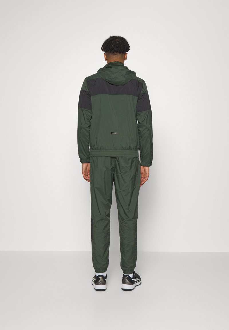 EA7 Emporio Armani VENTUS7 SUIT - Tuta - duffel bag/oliva - Zalando.it