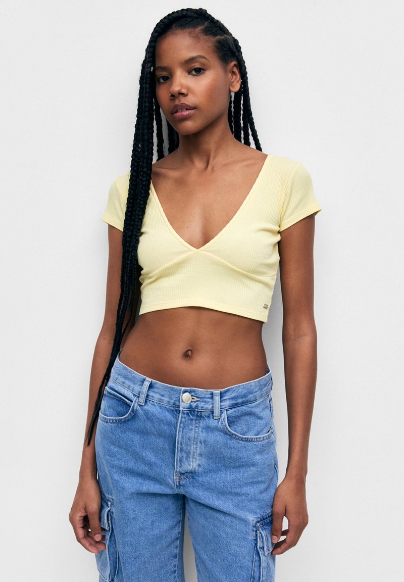 PULL&BEAR V-NECK CROP - T-shirt med print - yellow/gul - Zalando.se