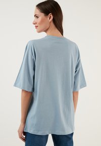 LELA LOOSE FIT - T-Shirt basic - baby blue/hellblau - Zalando.at