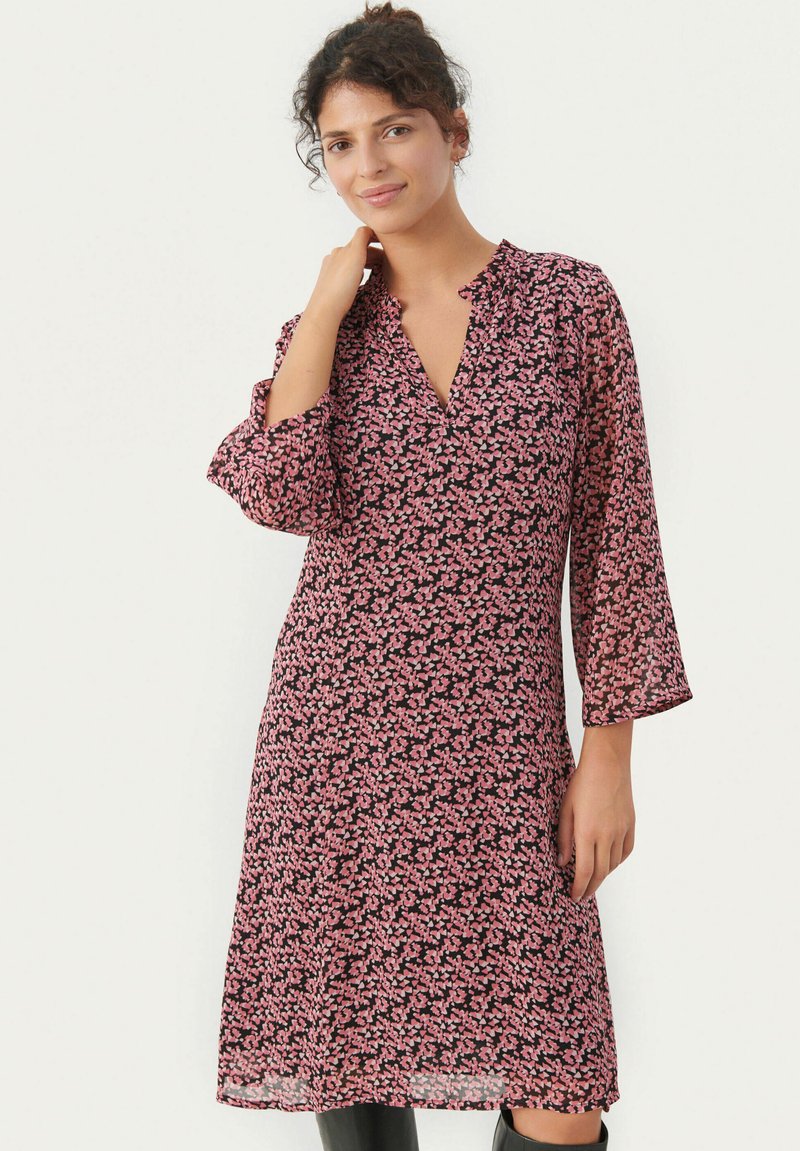 Part Two DEVIRA - Jurk - morning glory confetti print/donkerroze ...