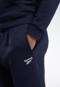 Reebok LEFT LEG LOGO OH - Jogginghose - vector navy/blau - Zalando.at