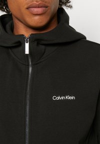 Calvin Klein MICRO LOGO REPREVE HOODIE JACKET - Felpa con zip - black ...