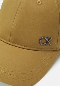 Calvin Klein BOMBED UNISEX - Casquette - dull gold/jaune foncé - ZALANDO.FR