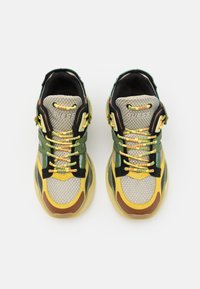 Guess BELLUNO - Sneakers laag - verde/geel - Zalando.nl