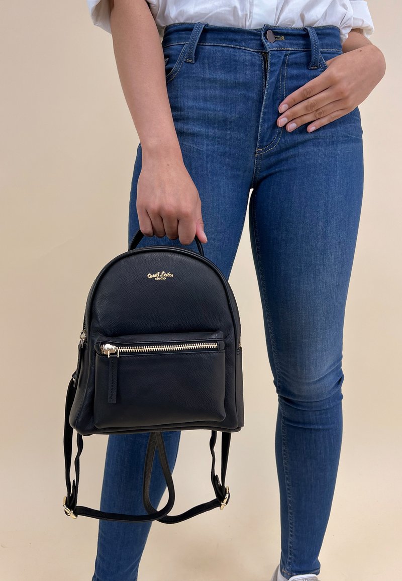 Gusti Leder WENDY - Ruksak - schwarz/čierna - Zalando.sk