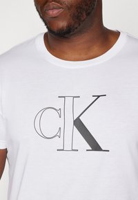 Calvin Klein Jeans Plus PLUS OUTLINE MONOLOGO TEE - Print T-shirt - bright white/white - Zalando ...