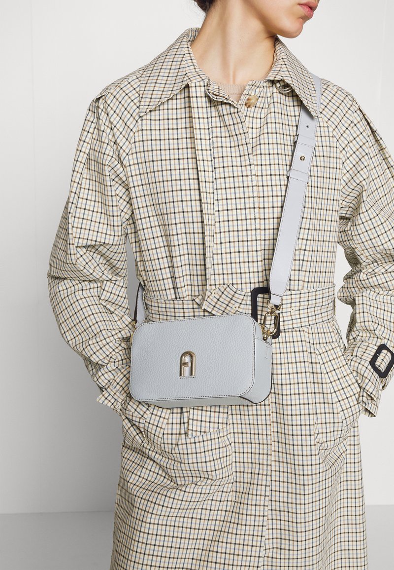 Furla PRIMULA MINI - Axelremsväska - artemisia/ljusblå - Zalando.se