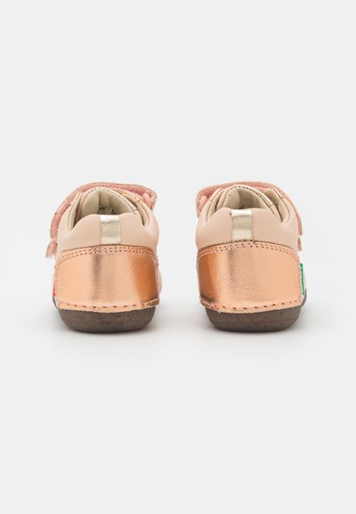 Kickers SOSTANKRO - Chaussures à scratch - rose clair metal/rose clair ...